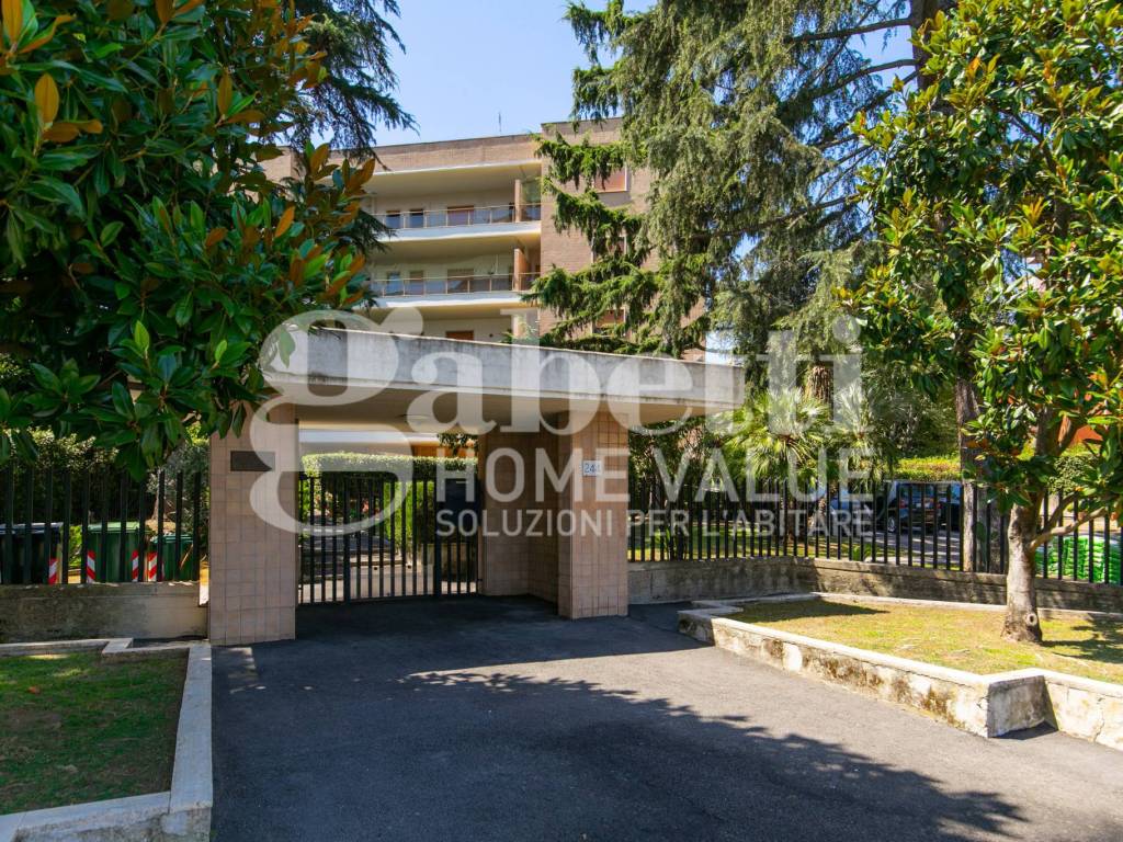 Vendita Appartamento Roma. Trilocale in via Fiume Giallo 244. Buono ...